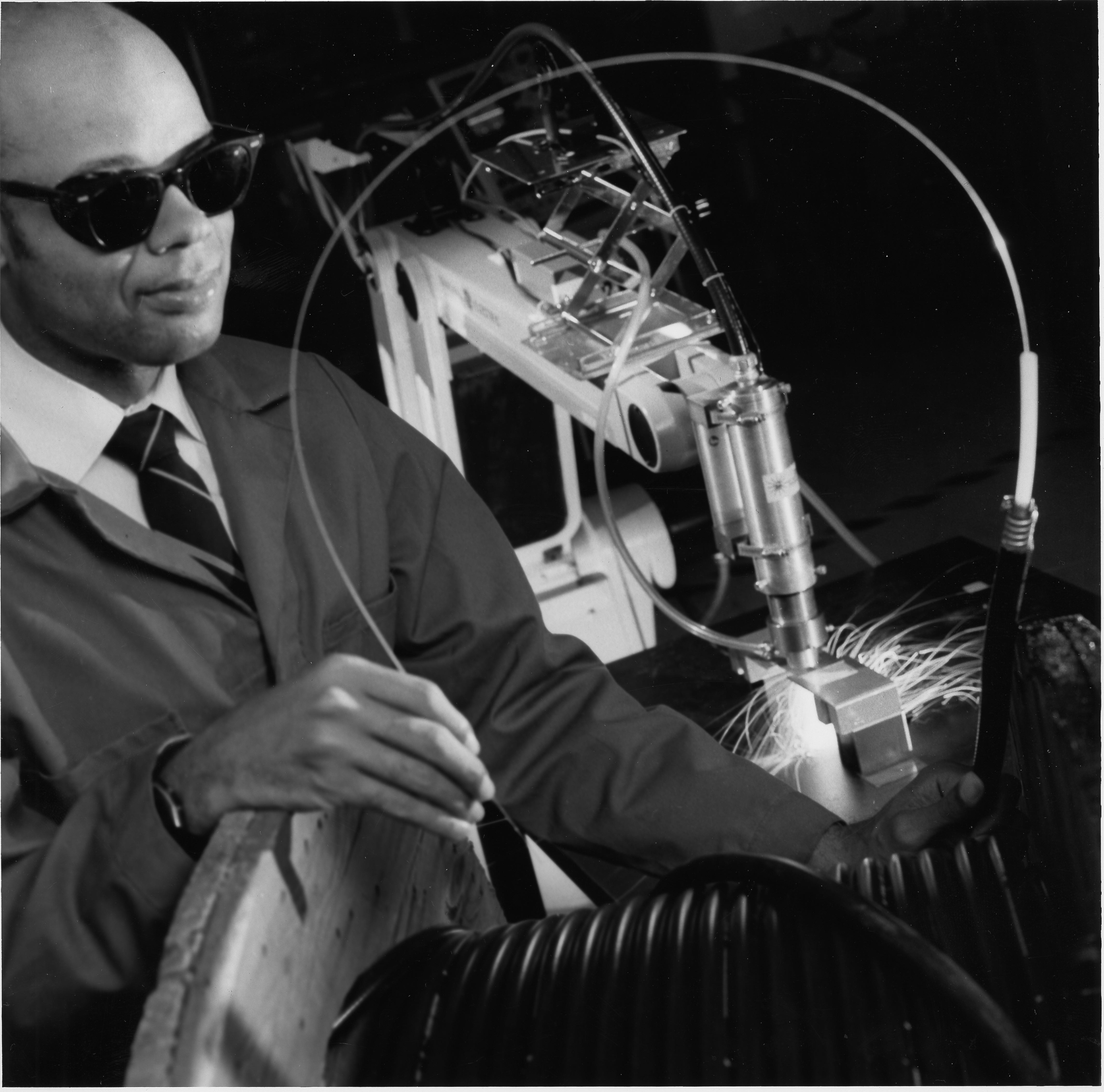 A Leading Light: Science Breakthroughs Win This Laser Pioneer Major ...